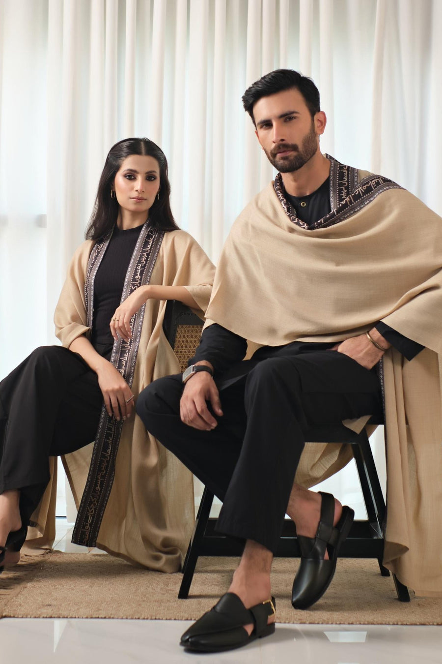 Sabaat Cape - Beige & Black – Manto